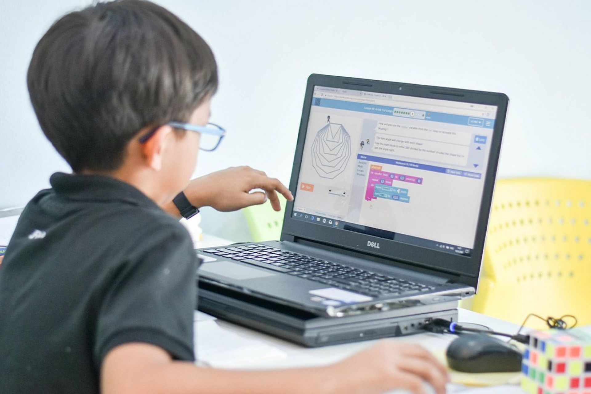 Manfaat Belajar Coding Untuk Anak, Kenalkan 7 Bahasa Ini - Yupi Manfaat Belajar Coding Untuk Anak, Kenalkan 7 Bahasa Ini - Yupi